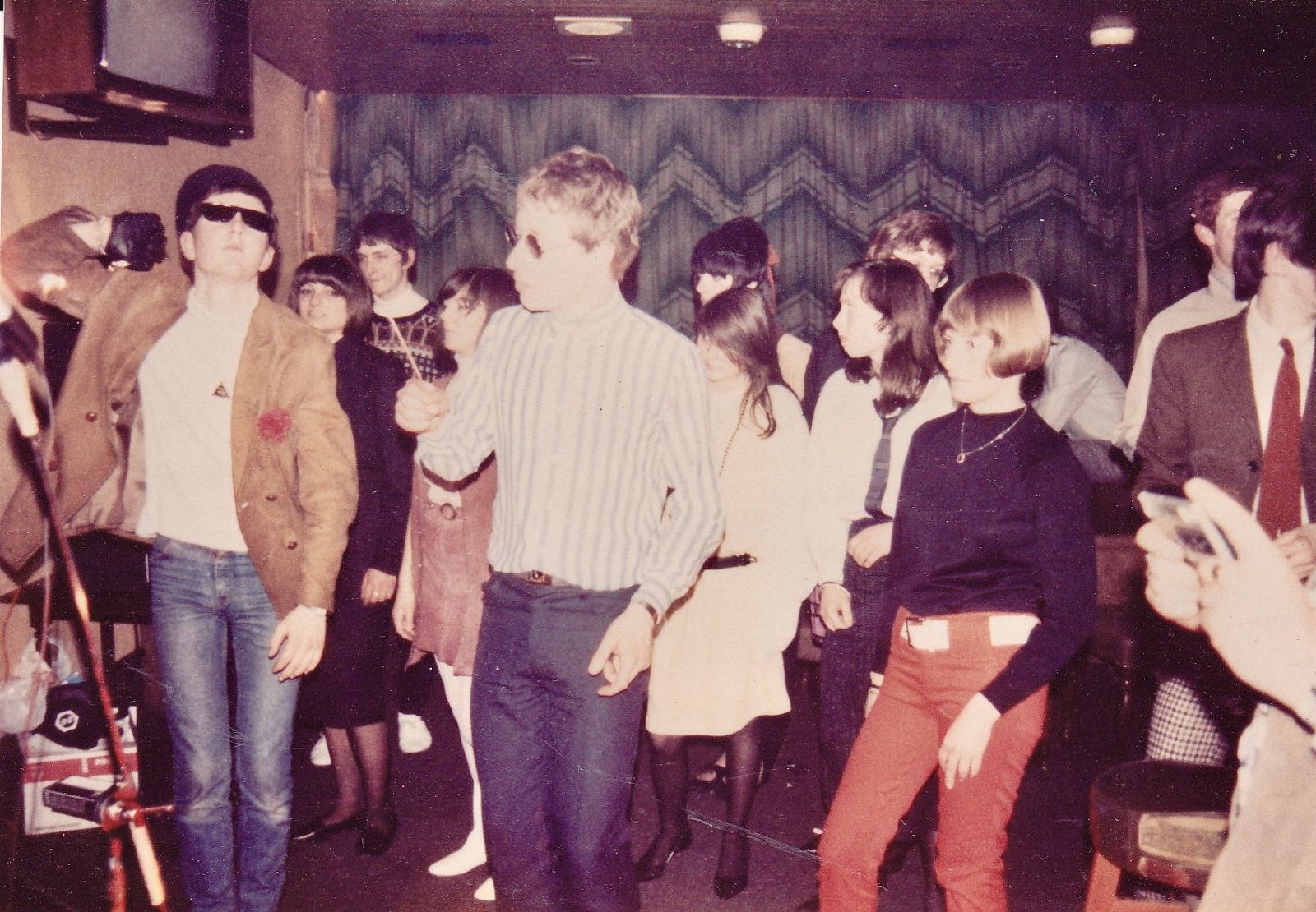 A Scene In Between w/ Samuel Knee - UK Mod Psyche/Garage Trash scene ...